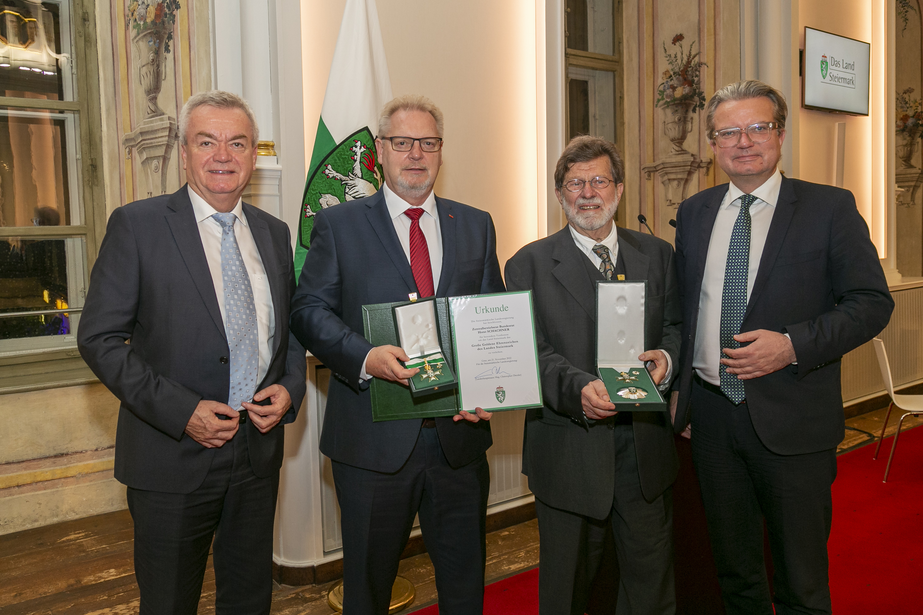 Ehrenzeichen-Überreichung durch Landeshauptmann Christopher Drexler ...